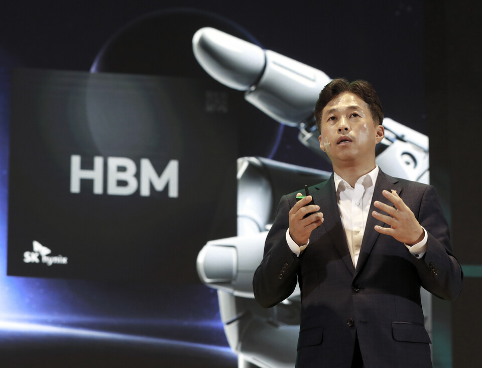 SK하닉, CMOS이미지센서 사업 접는다…AI 메모리와 통합 "HBM 등 미래 반도체 총력전"